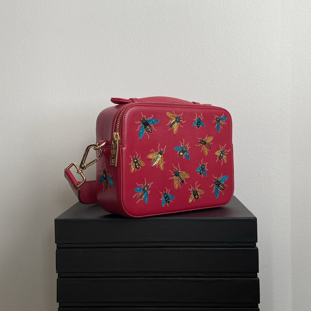 FLIES EMBROIDERED CROSSBODY BAG (RED) - Cmplt Unknwn