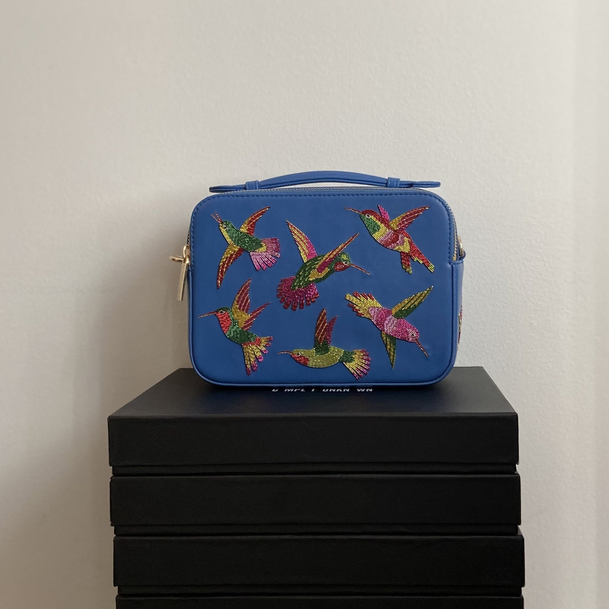 HUMMINGBIRDS EMBROIDERED CROSSBODY BAG (BLUE) - Cmplt Unknwn