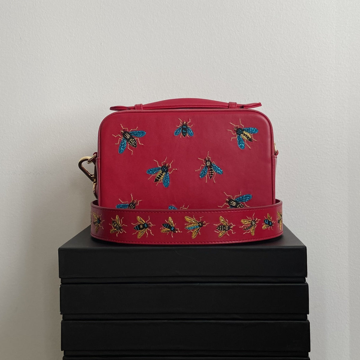 FLIES EMBROIDERED CROSSBODY BAG (RED) - Cmplt Unknwn